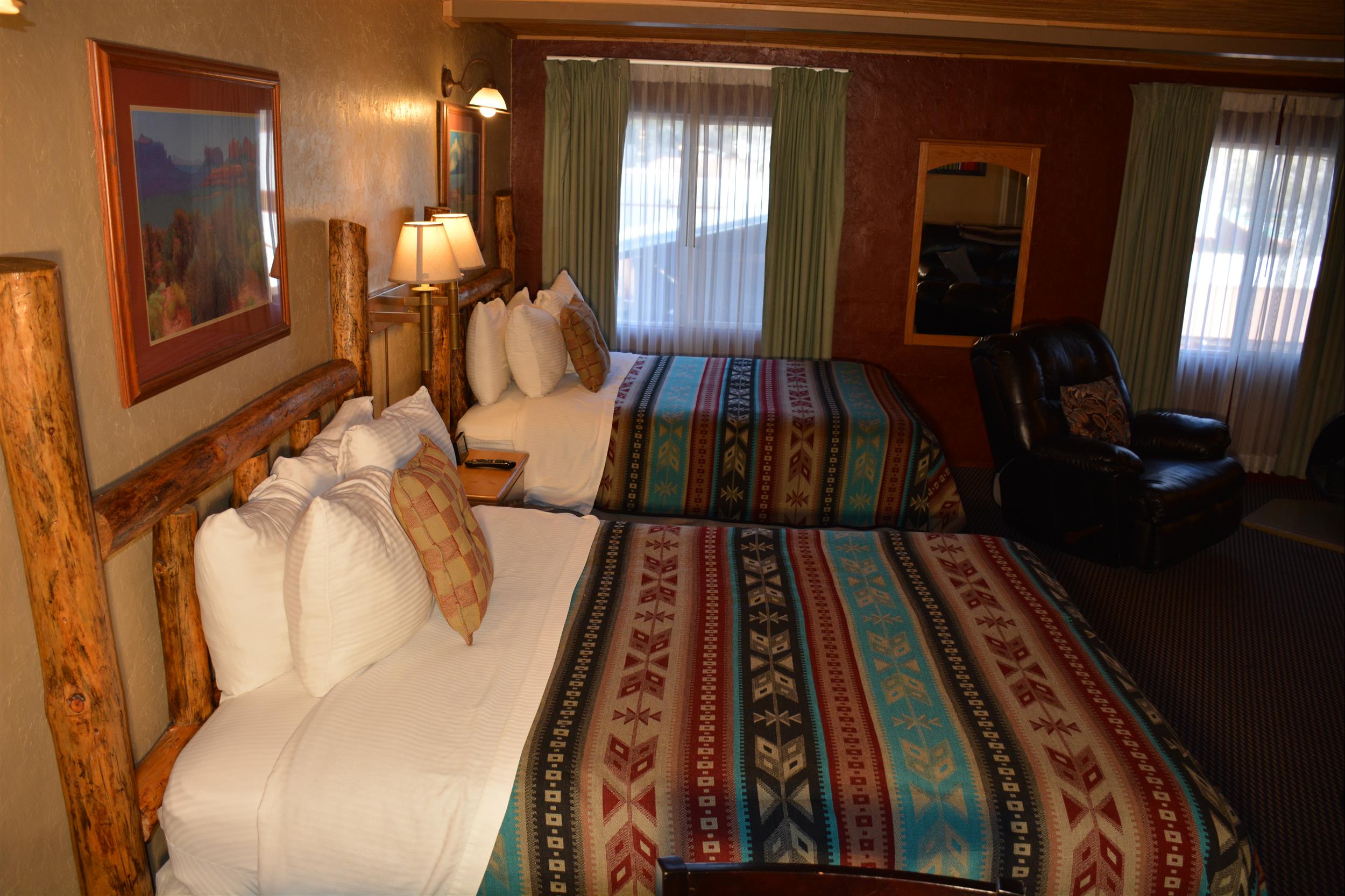 Sitzmark Chalet Inn in Ruidoso, New Mexico - 2 Queen Suite